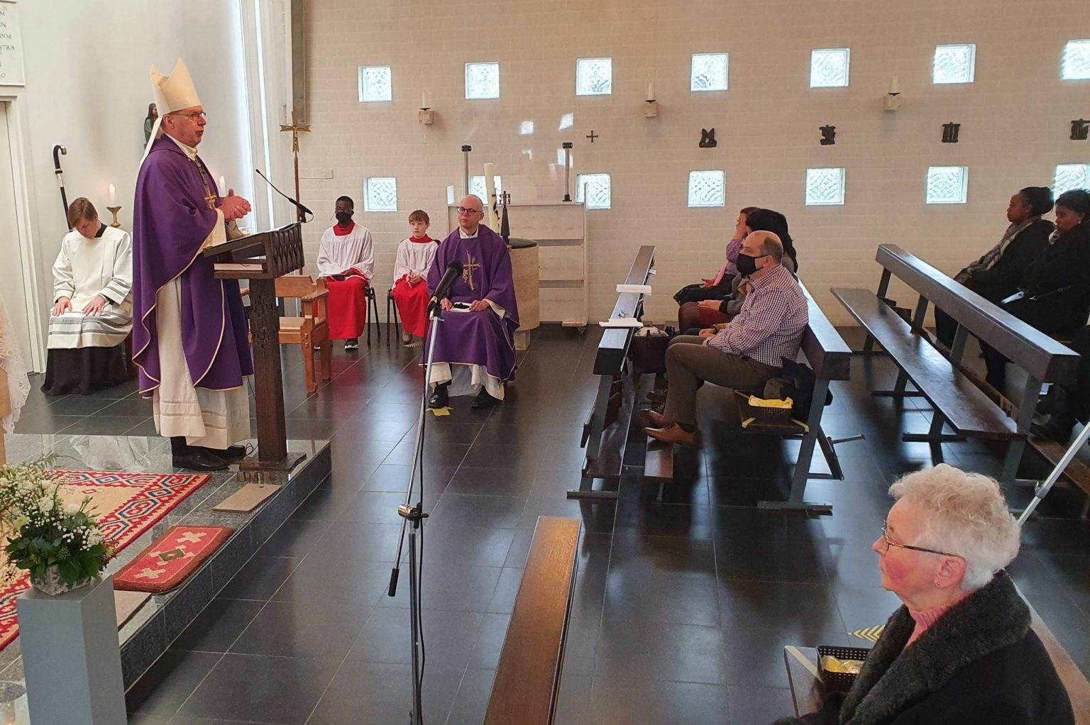 Kijk terug: installatieviering van pastoor Peter Koen – Emmausparochie Tilburg